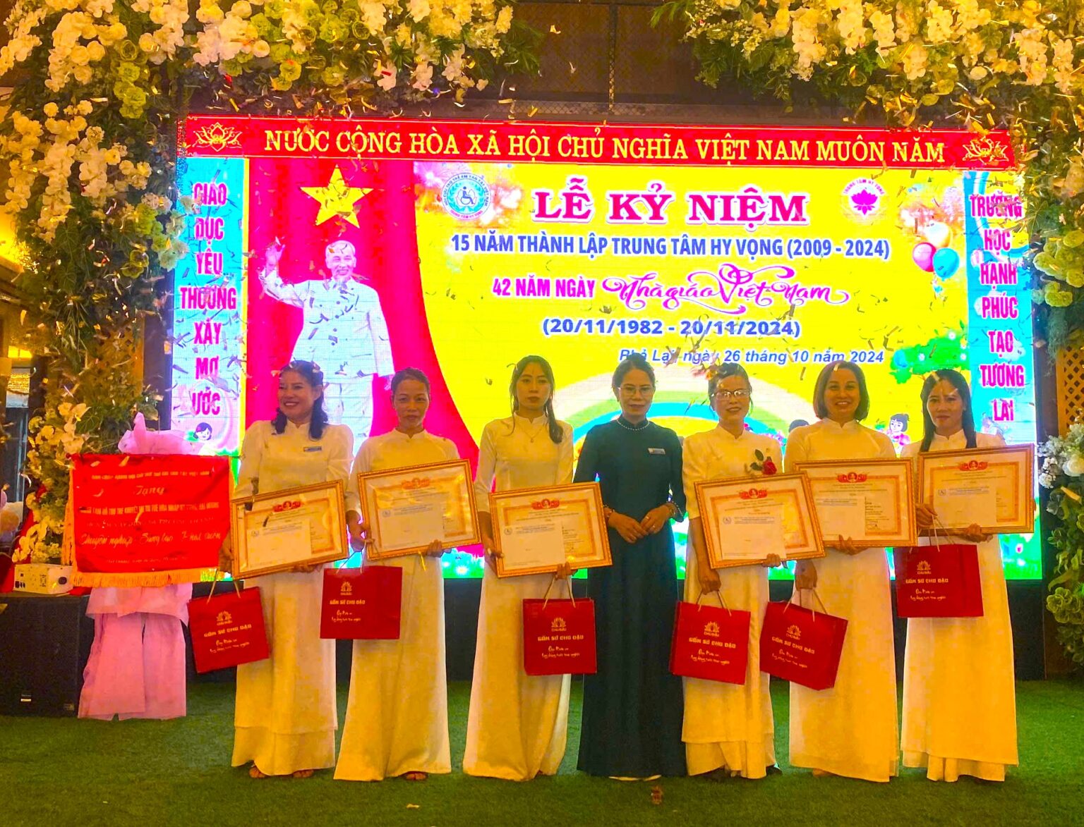 Lễ Kỉ niệm 15 năm thành lập Trung tâm hỗ trợ trẻ khuyết tật trí tuệ hòa ...